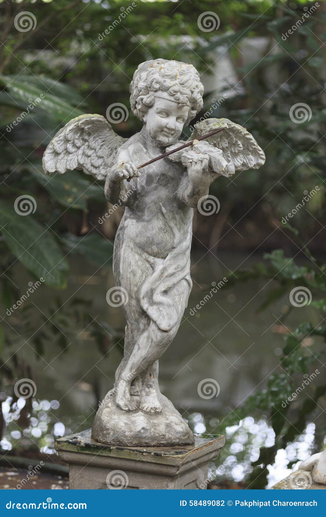 Sculpture En Statue De Cupidon Dans Le Jardin Photo stock - Image du ...