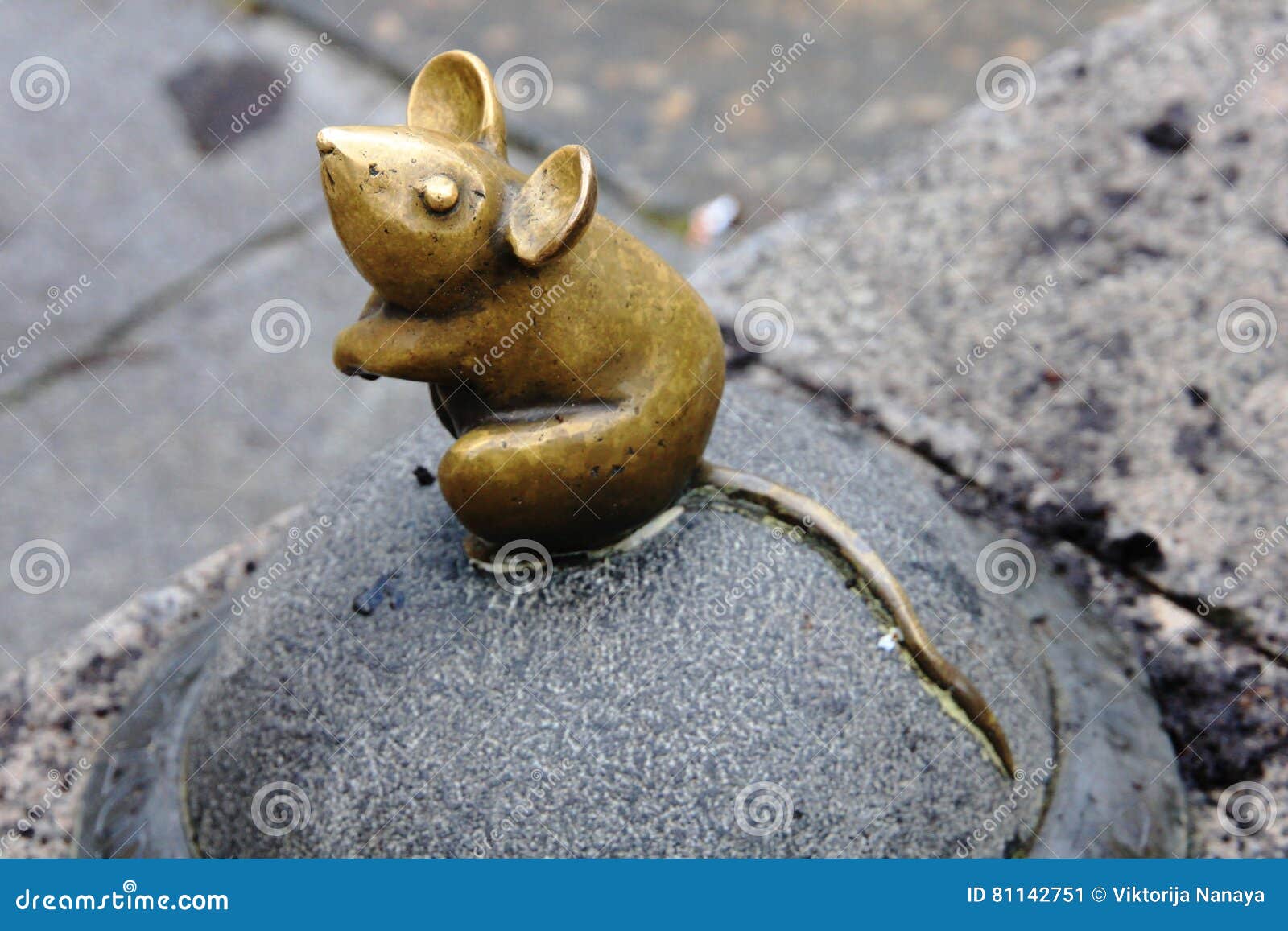 Sculpture Golden Mouse stock image. Image of wishes, landmark - 81142751