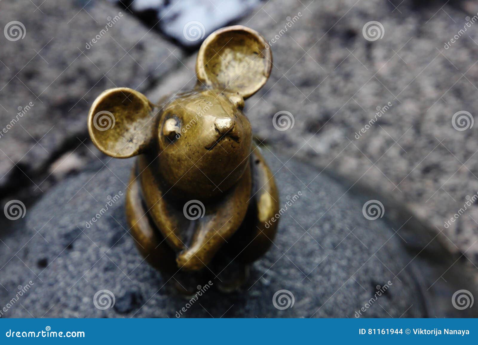 Sculpture Golden Mouse stock photo. Image of sculpture - 81161944