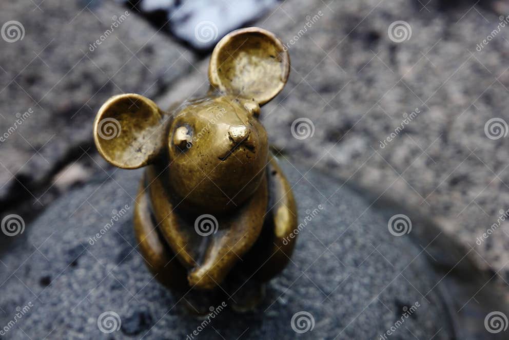 Sculpture Golden Mouse stock photo. Image of sculpture - 81161944