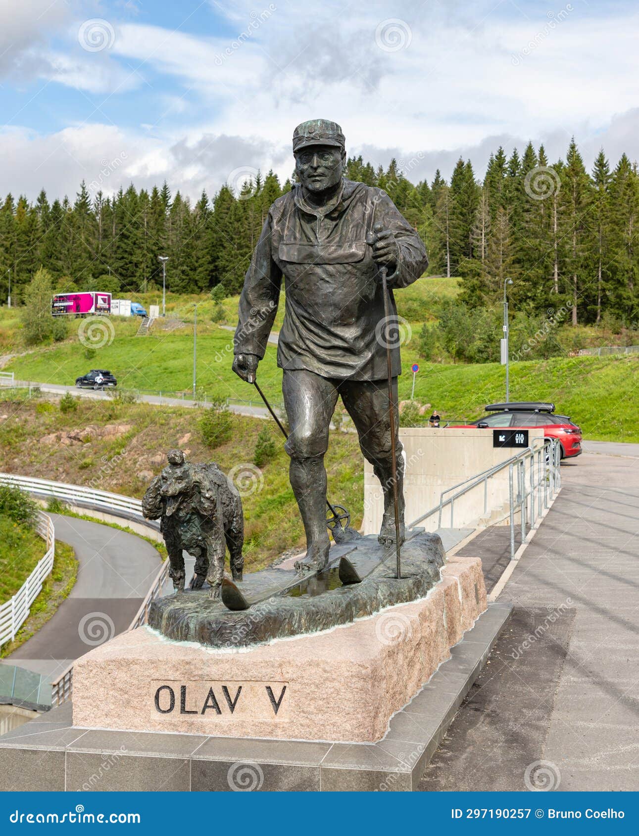 Sculpture of Olav V editorial photography. Image of sports - 297190257