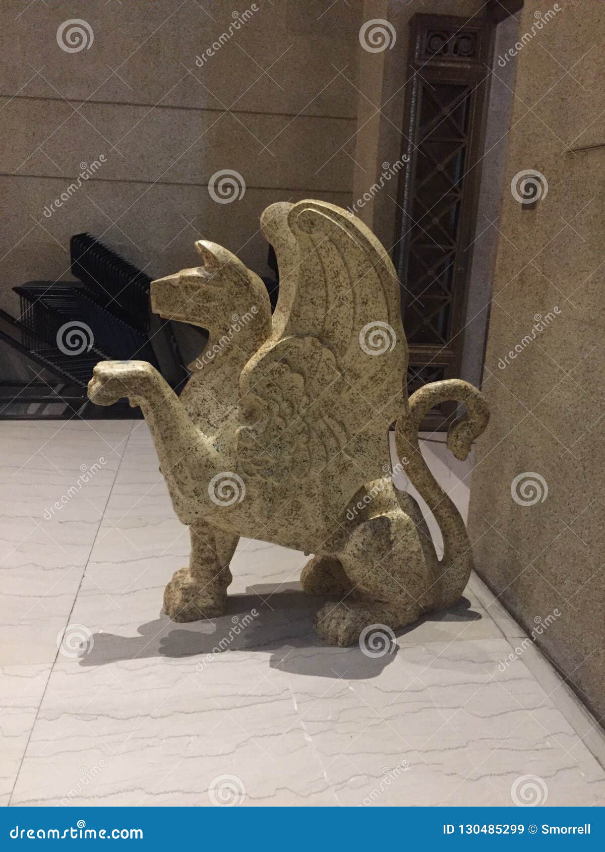 Sculpture Paw Raised En Statue De Sphinx Image stock - Image du sphinx ...