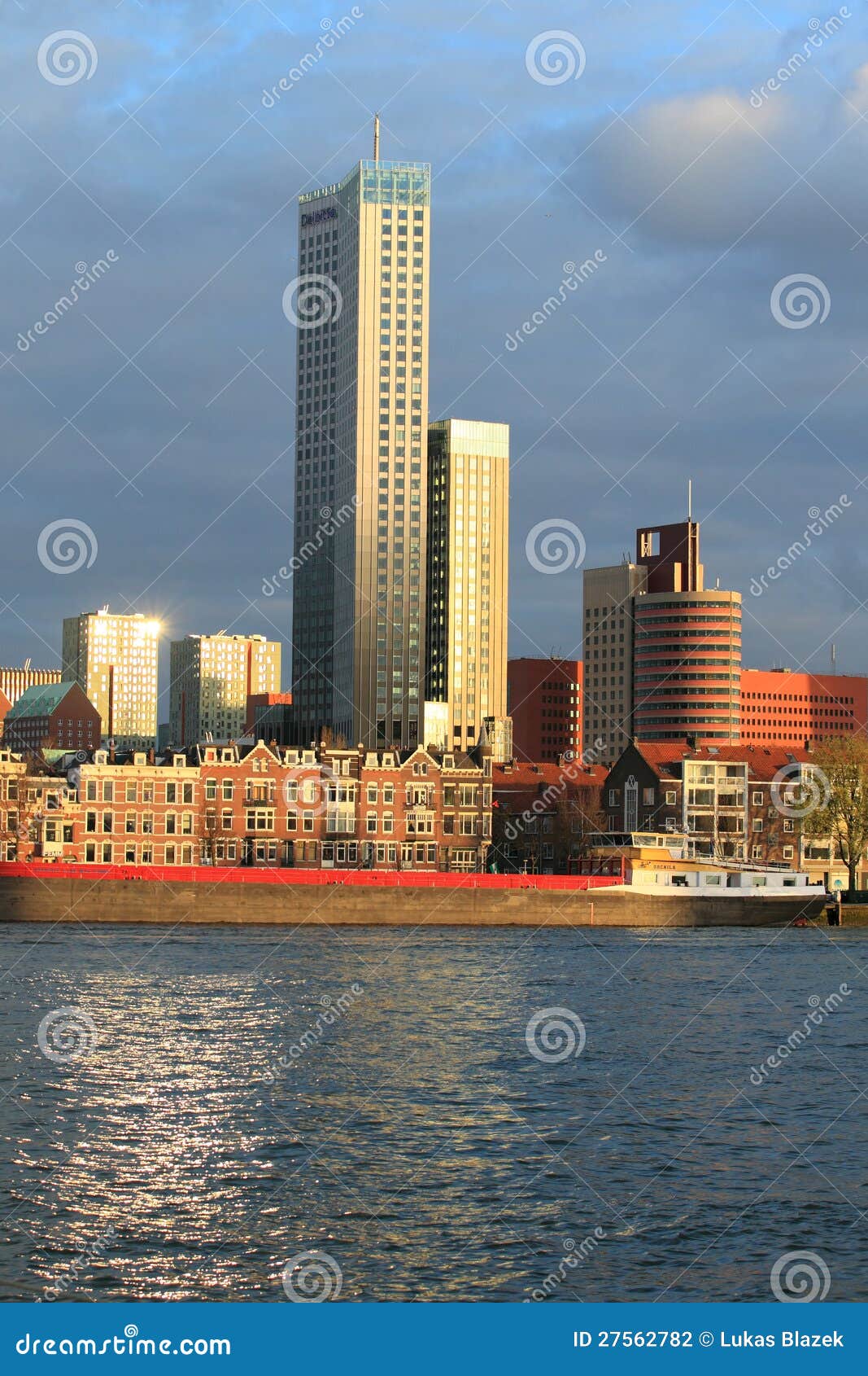 Scyscraper De Maastoren Em Rotterdam No Por Do Sol Fotografia Editorial ...