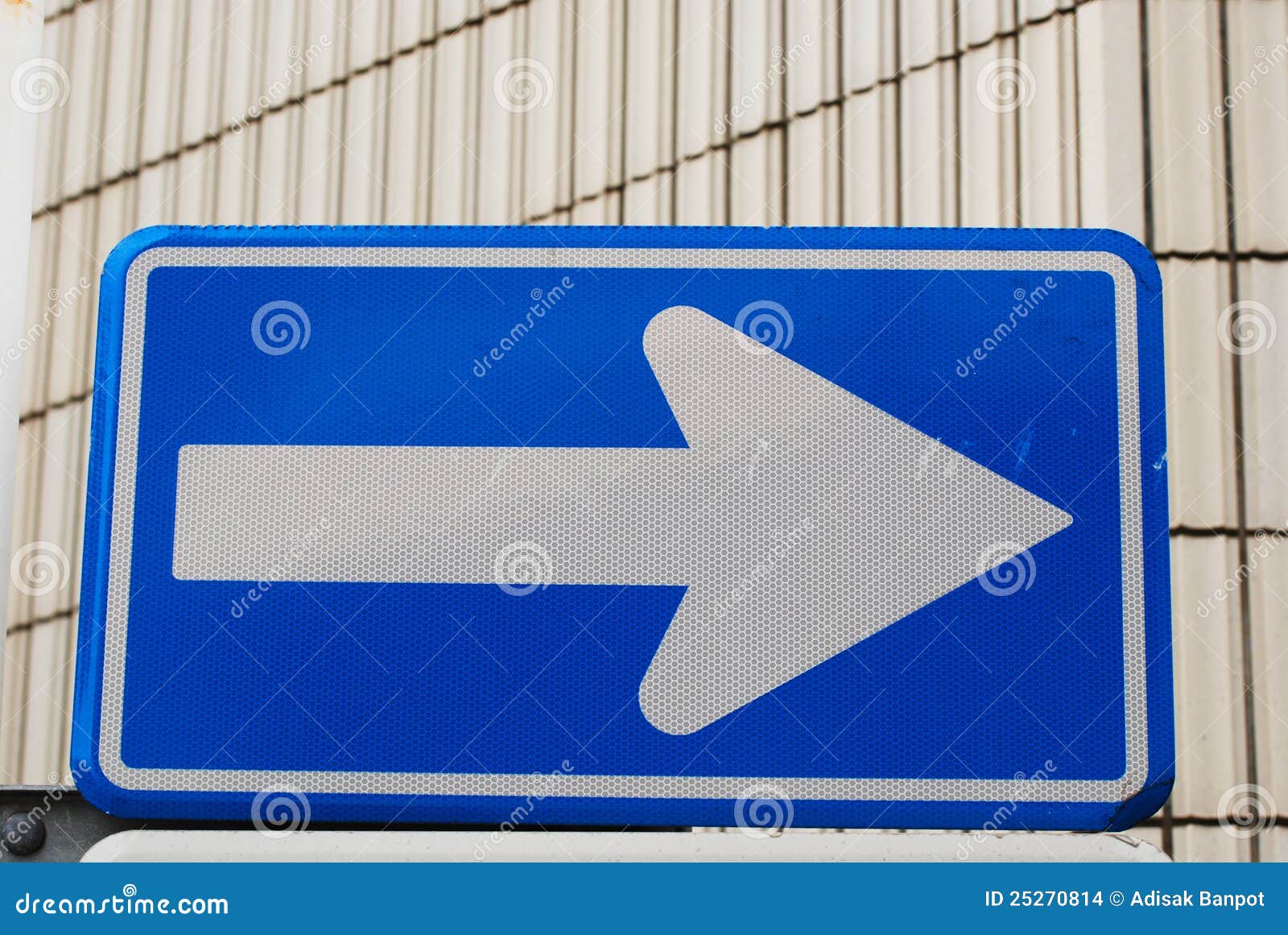 Señal De Tráfico De La Flecha Foto de archivo - Imagen de derecho ...