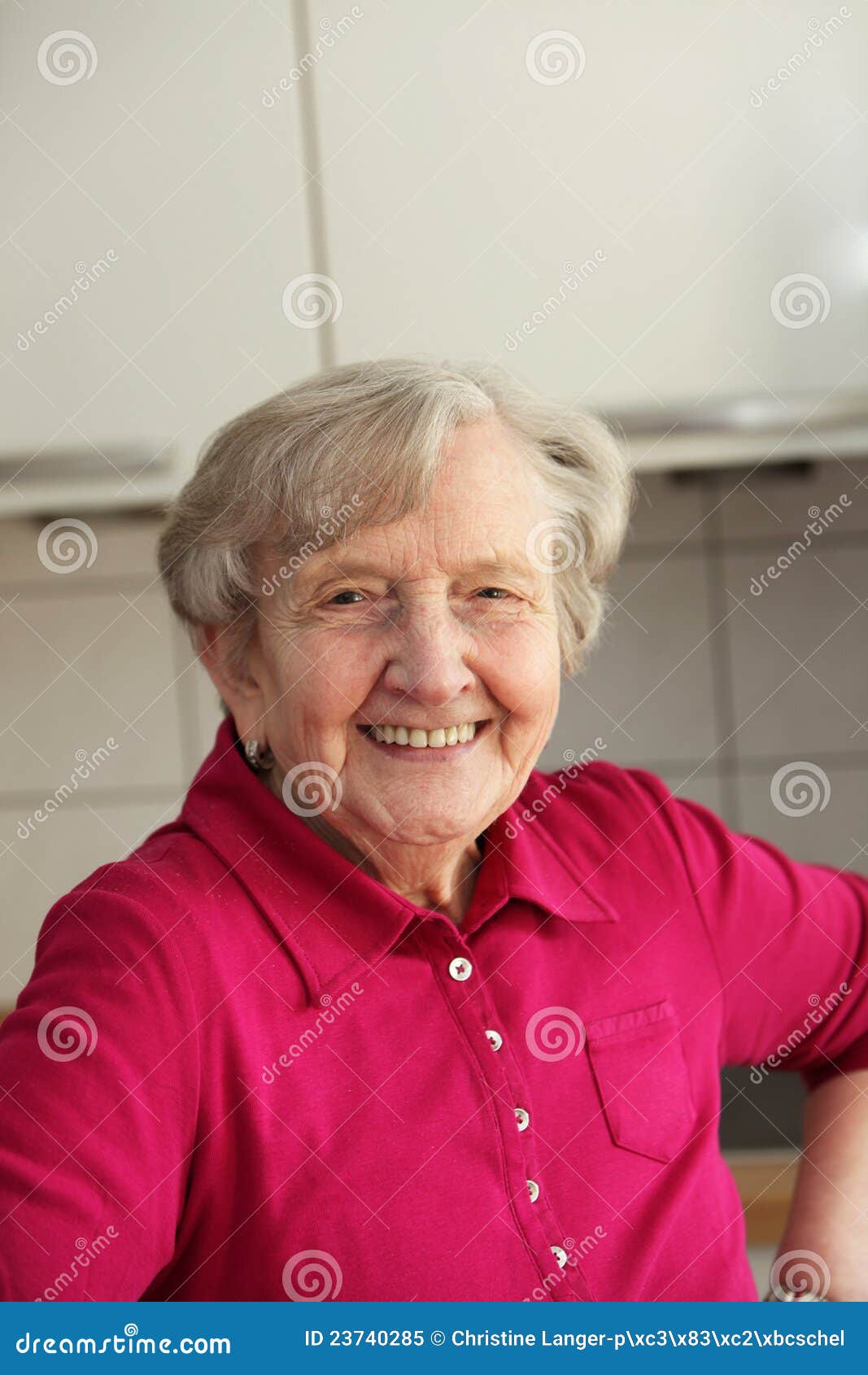 Señora Mayor with Beautiful Smile Imagen de archivo - Imagen de retrato ...