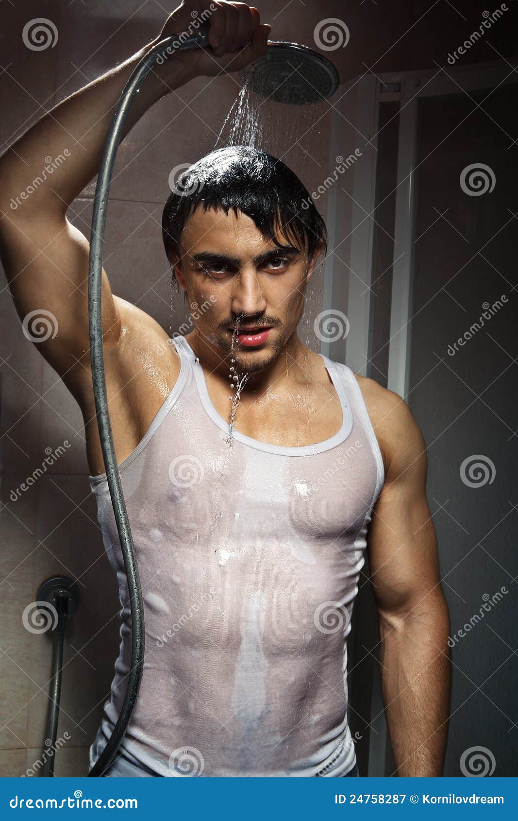 Se baigner d'homme image stock. Image du douche, vivacité - 24758287