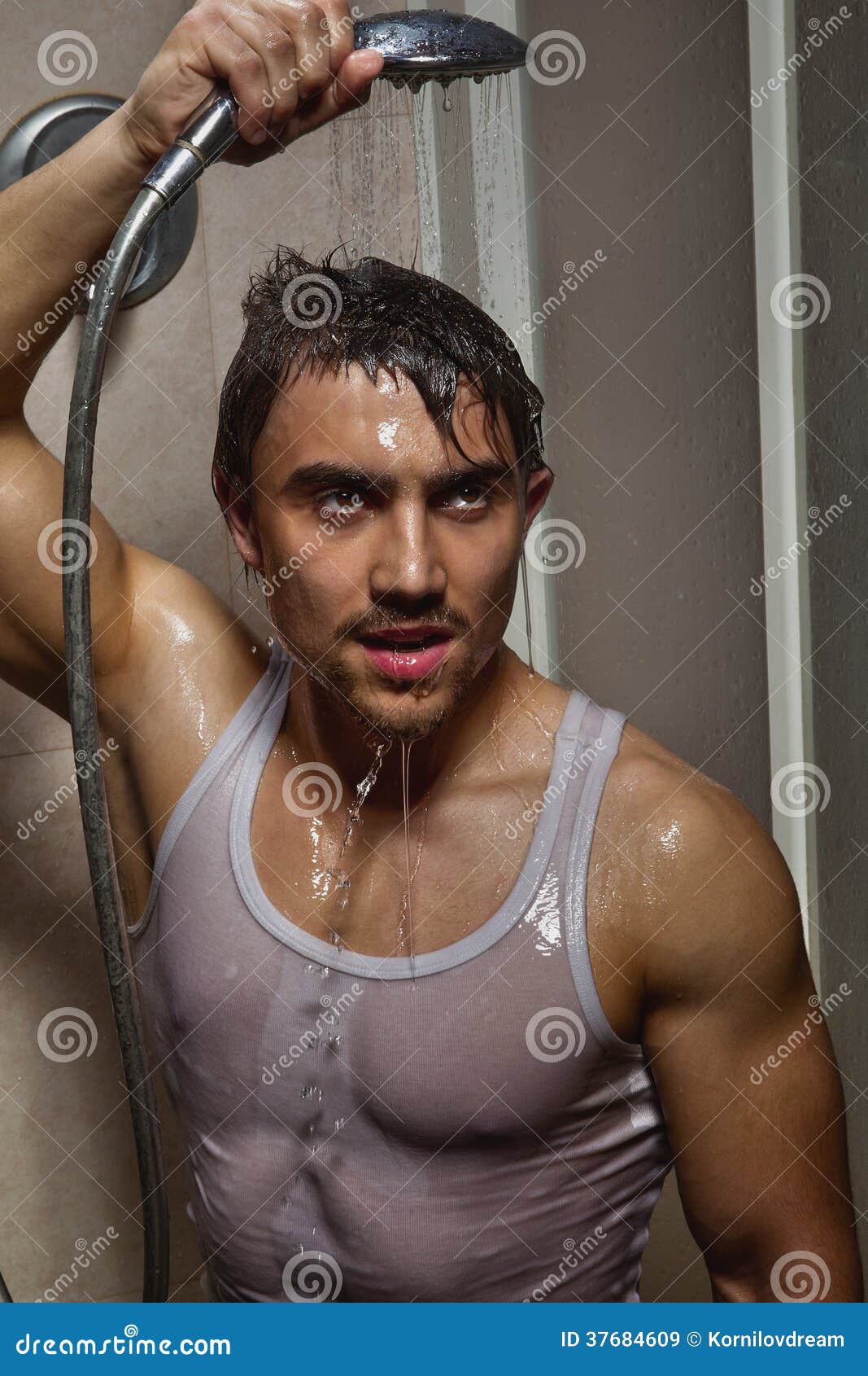 Se baigner d'homme image stock. Image du baignoire, homme - 37684609