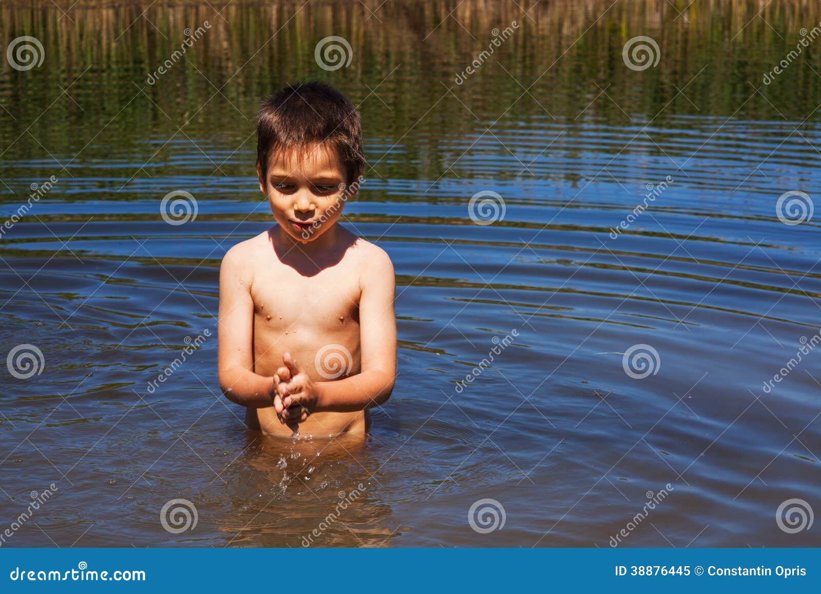 Se baigner en rivière image stock. Image of été, sourire - 38876445
