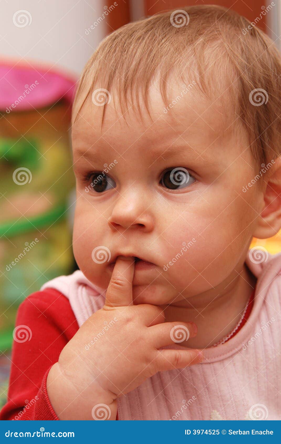 Se Demander De Petite Fille Image stock - Image du mignon, regards: 3974525