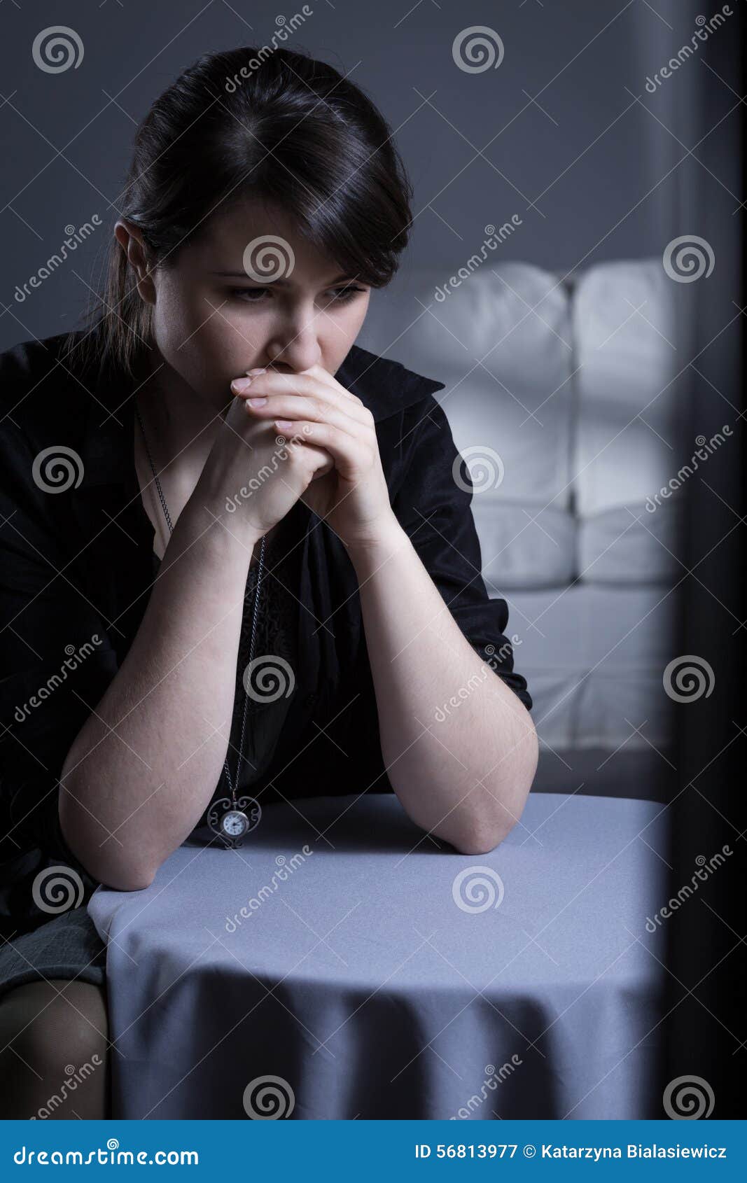 Se Reposer Dans La Solitude Image stock - Image du peine, foncé: 56813977