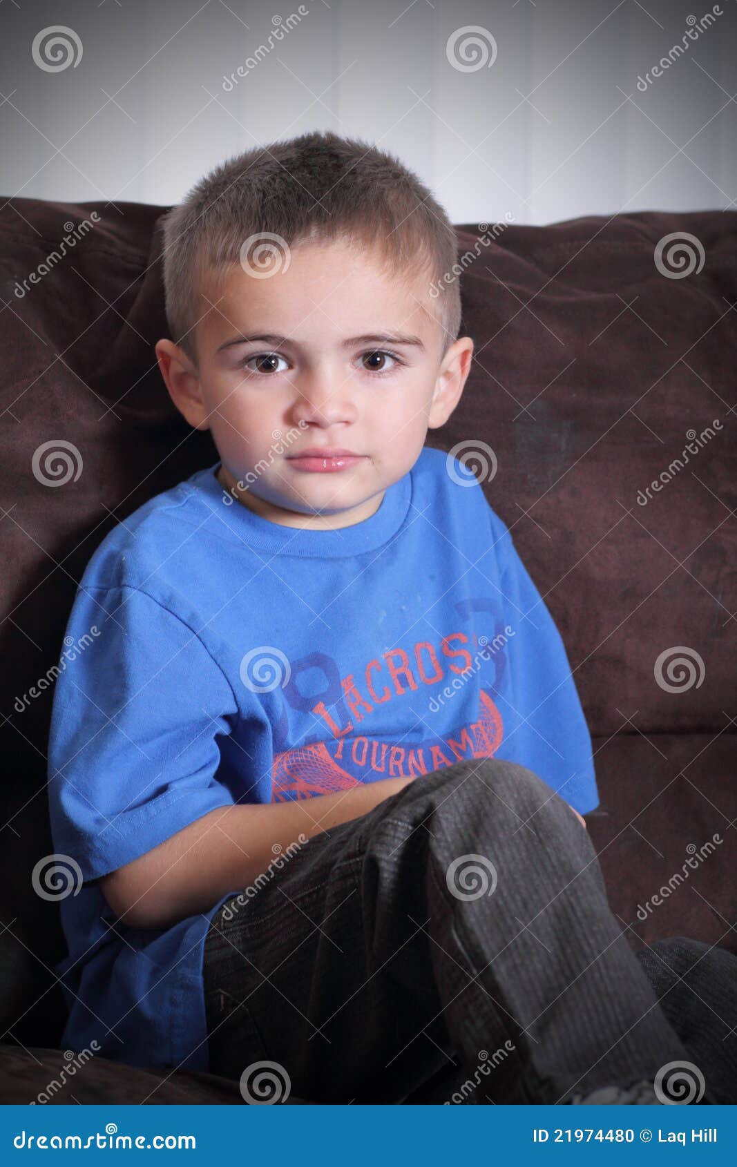 Se reposer de Little Boy photo stock. Image du type, bambin - 21974480