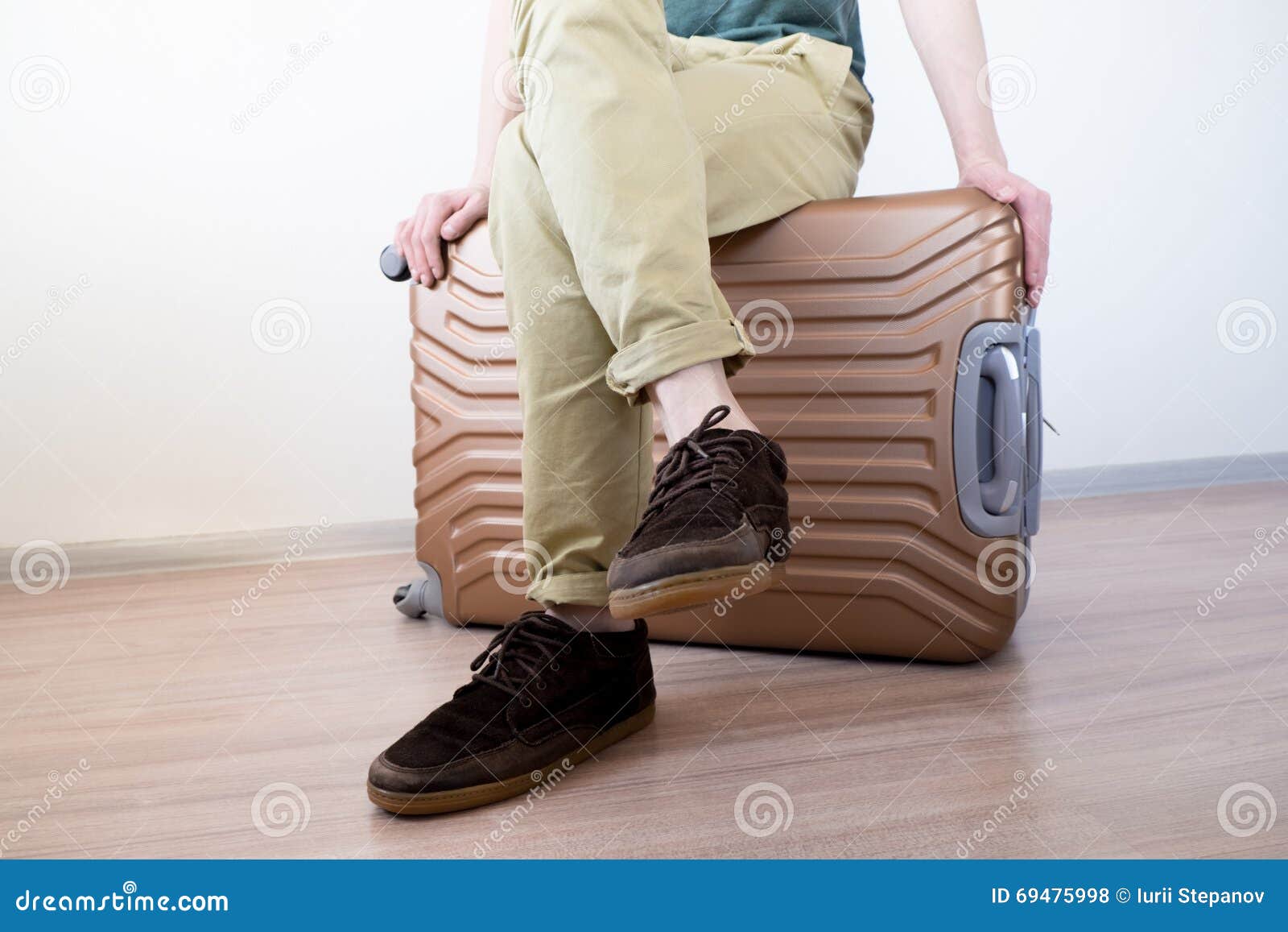 Se reposer sur des bagages photo stock. Image du personne - 69475998
