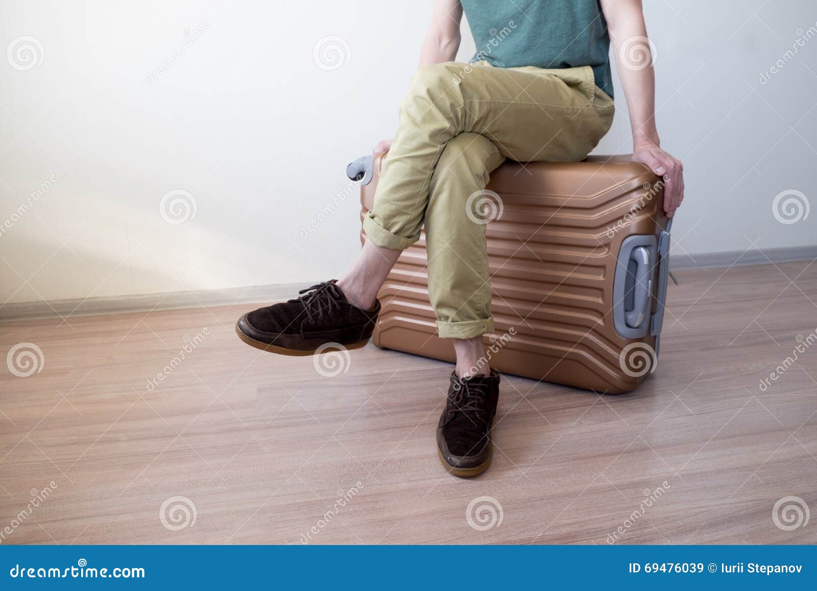 Se reposer sur des bagages image stock. Image du gens - 69476039