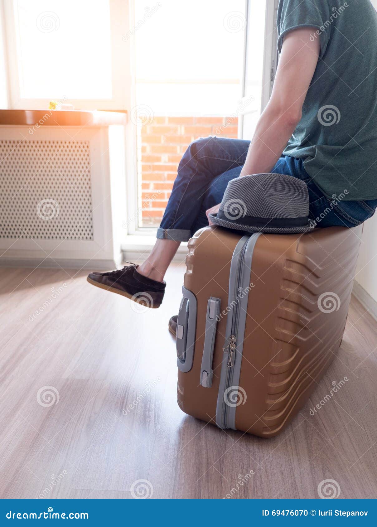 Se reposer sur des bagages photo stock. Image du gris - 69476070