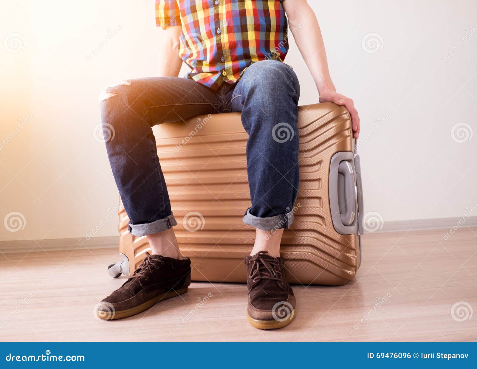 Se reposer sur des bagages photo stock. Image du concept - 69476096