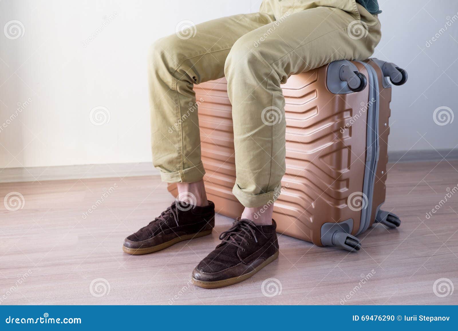 Se reposer sur des bagages photo stock. Image du gens - 69476290