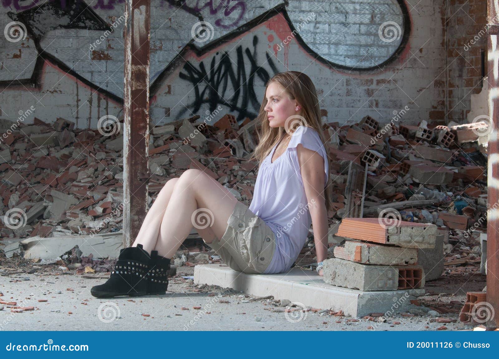 Se reposer sur des briques photo stock. Image du extérieur - 20011126