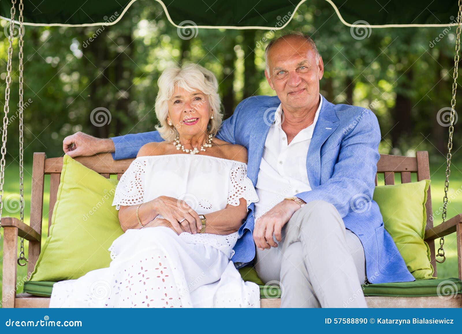 Se Reposer Sur L'oscillation De Jardin Photo stock - Image du mûr, âge ...