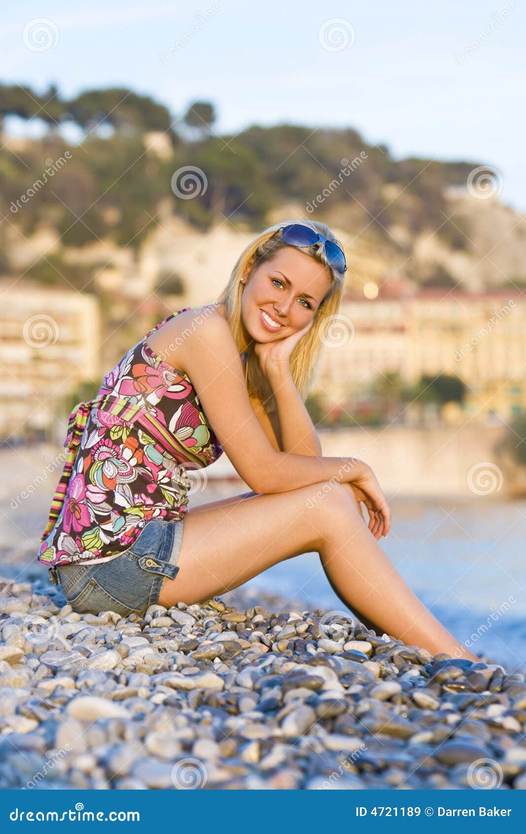 Se reposer sur la plage image stock. Image du séance, sourire - 4721189