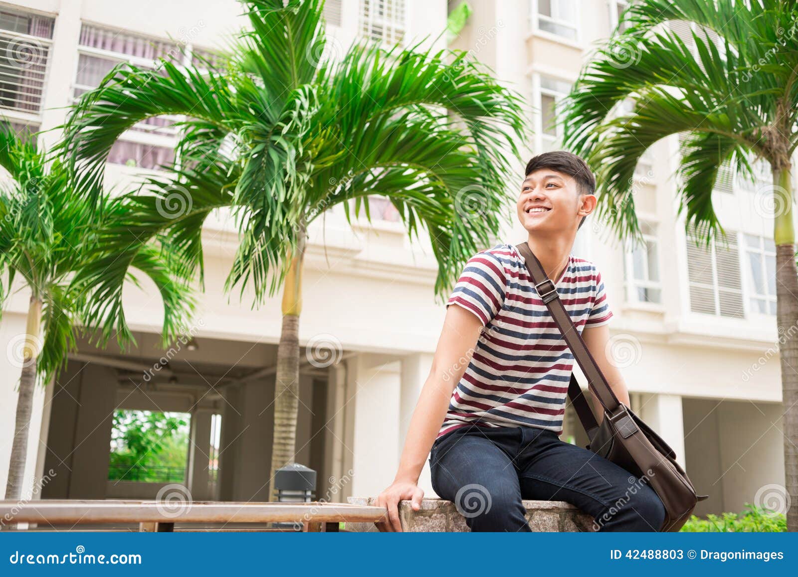 Se reposer sur le banc image stock. Image du insousiant - 42488803