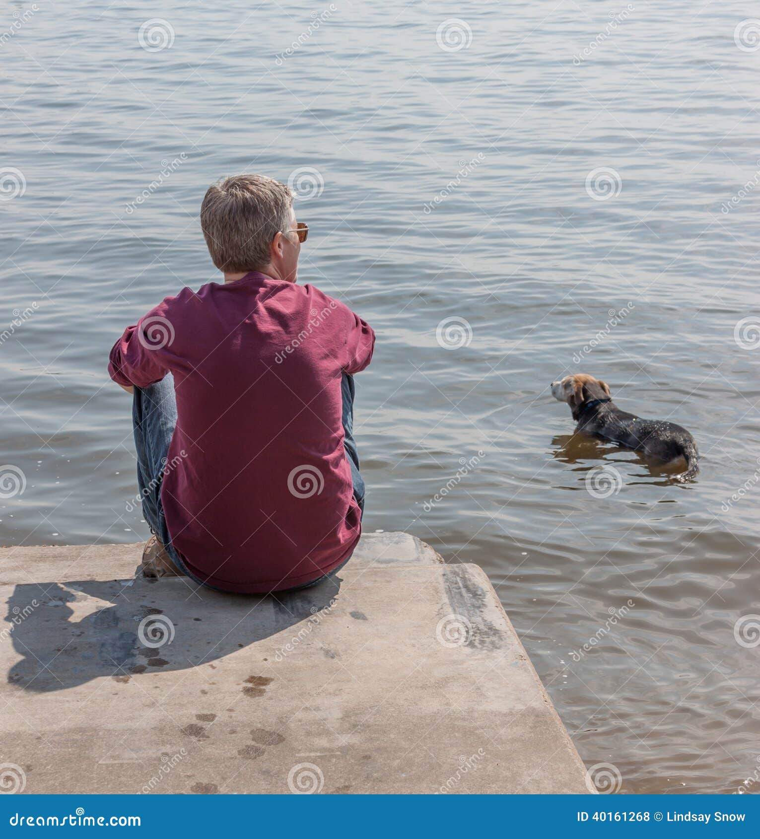 Se reposer sur le dock photo stock. Image du loisirs - 40161268