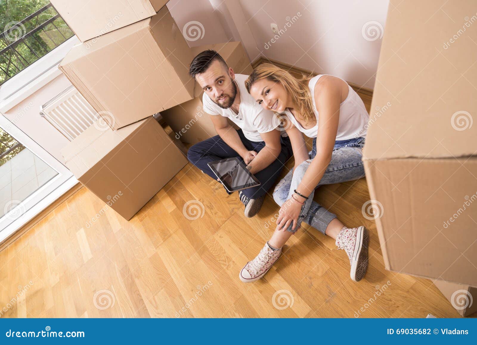 Se reposer sur le plancher photo stock. Image du décorer - 69035682