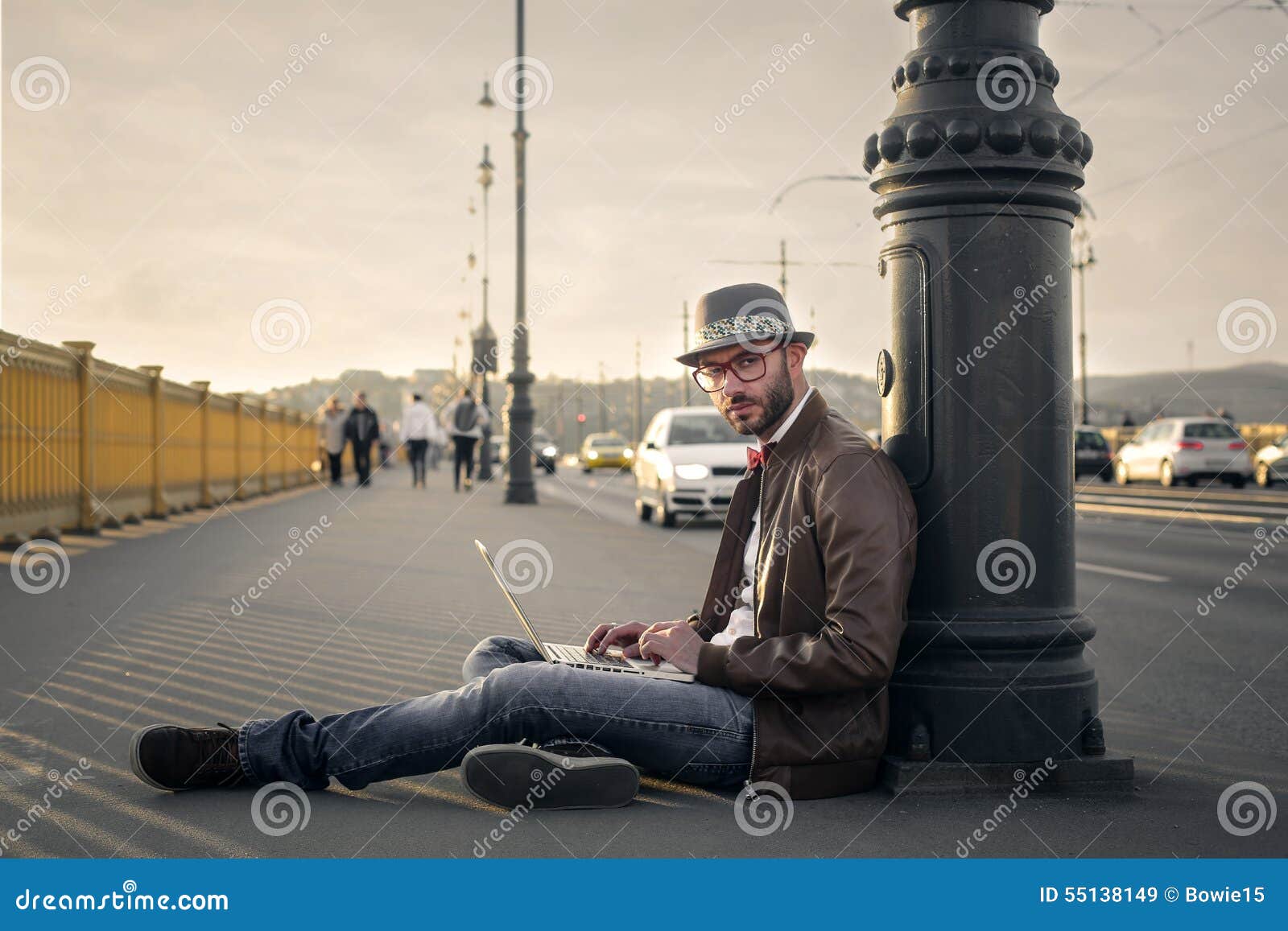 Se reposer sur le trottoir image stock. Image du ville - 55138149
