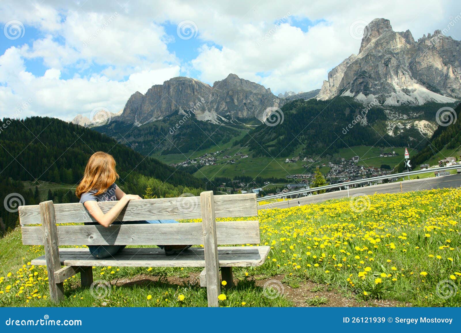 Se reposer sur un banc image stock. Image du hausse, cloudscape - 26121939