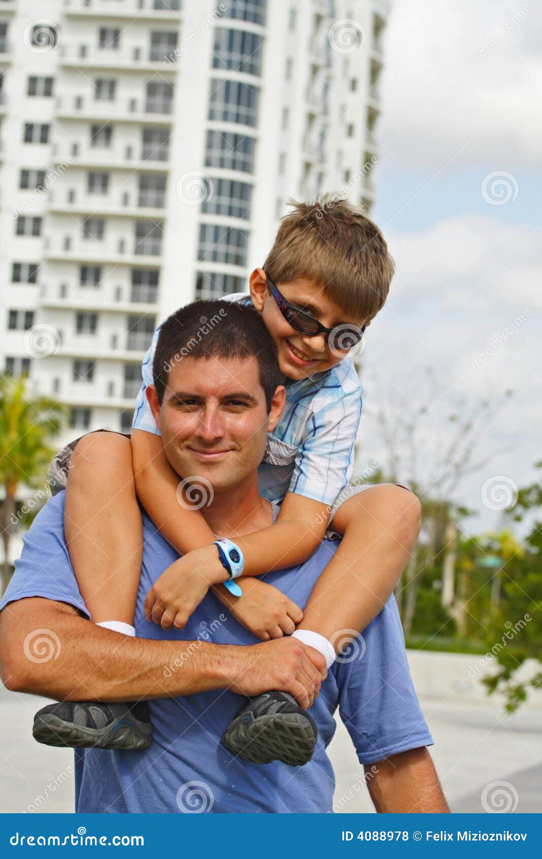 Se retenir en fonction photo stock. Image du coup, enfant - 4088978