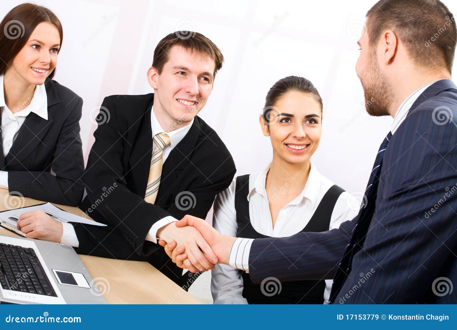 Se serrer la main image stock. Image du totalement, consensus - 17153779