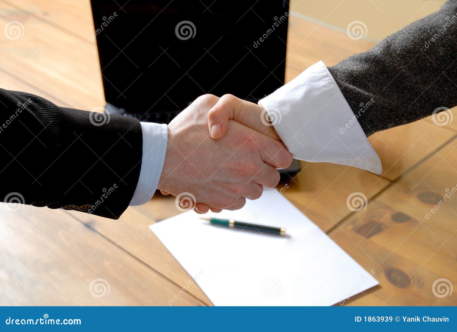 Se serrer la main image stock. Image du convenez, financier - 1863939