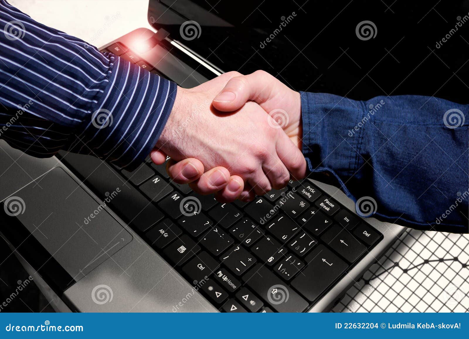 Se serrer la main photo stock. Image du gens, hommes - 22632204