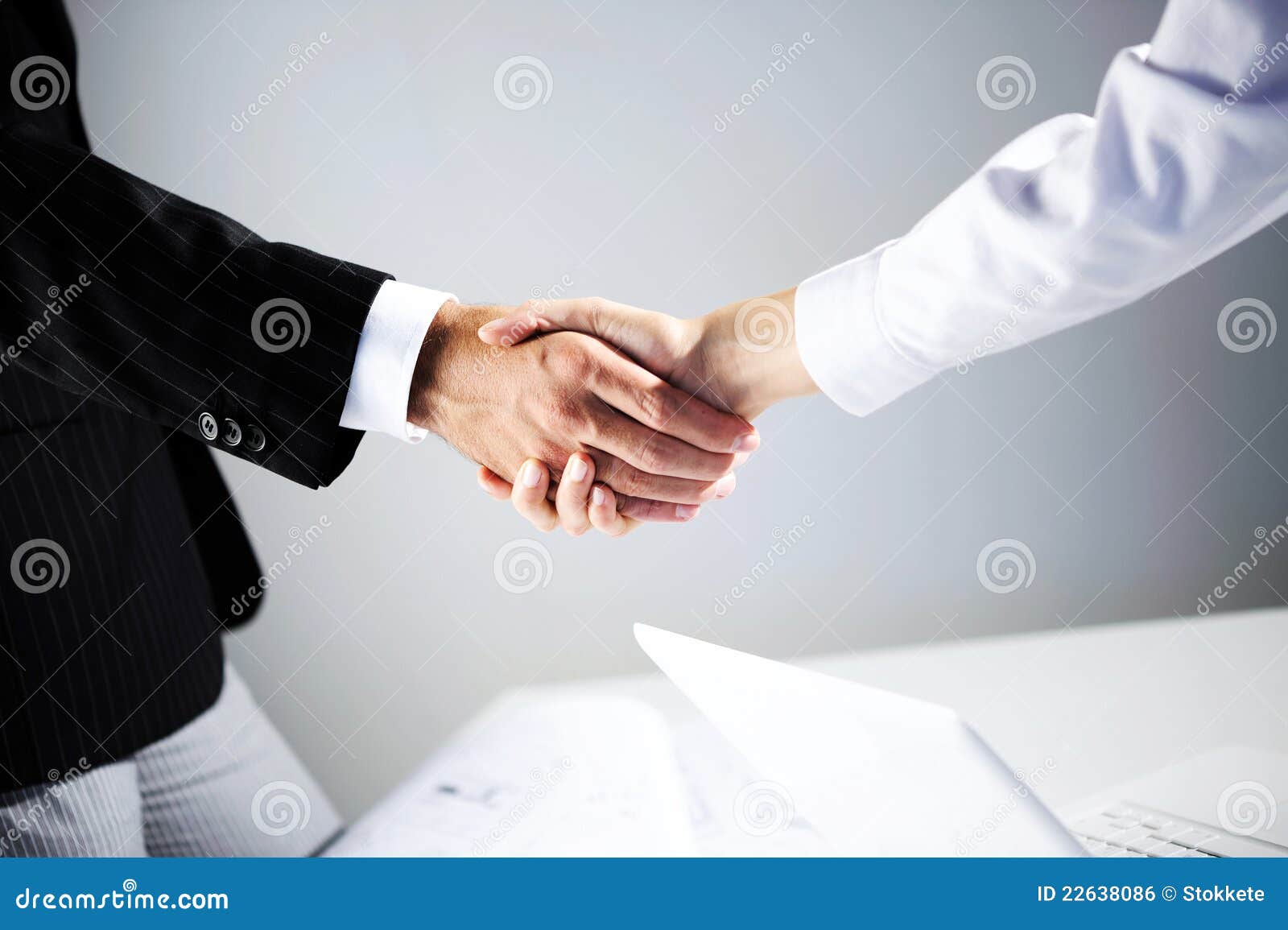 Se serrer la main photo stock. Image du contrat, businessman - 22638086