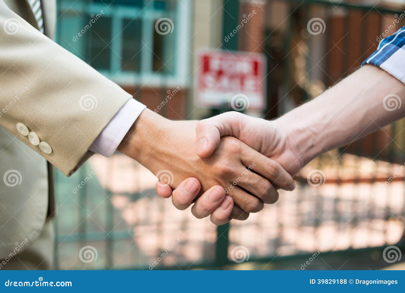 Se serrer la main photo stock. Image du mains, businessman - 39829188