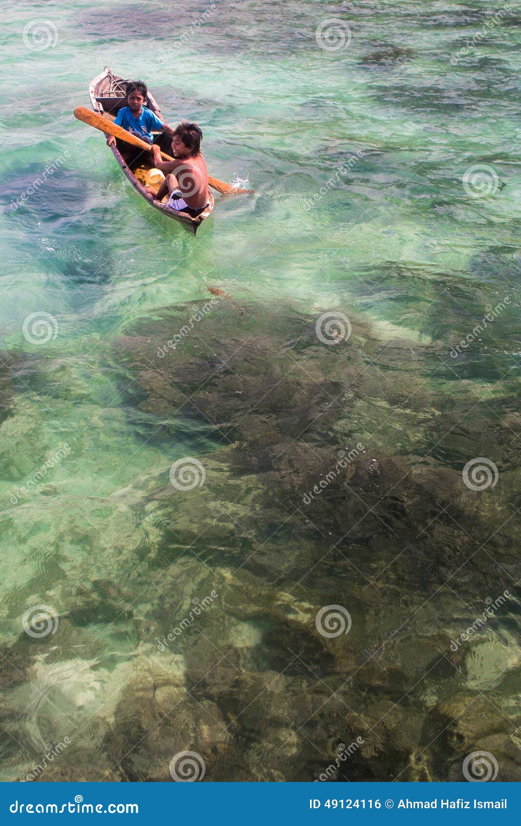 Sea Gypsy Kids on Their Sampan Editorial Photo - Image of gusungan ...