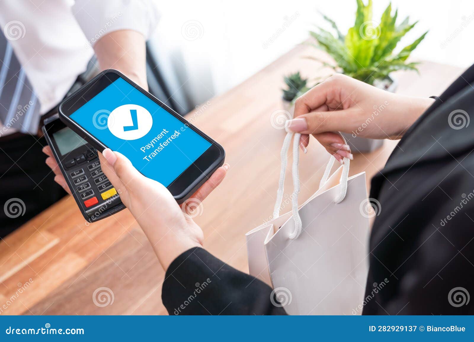 Seamless Cashless Payments with Barcode Scanning on Smartphone App ...