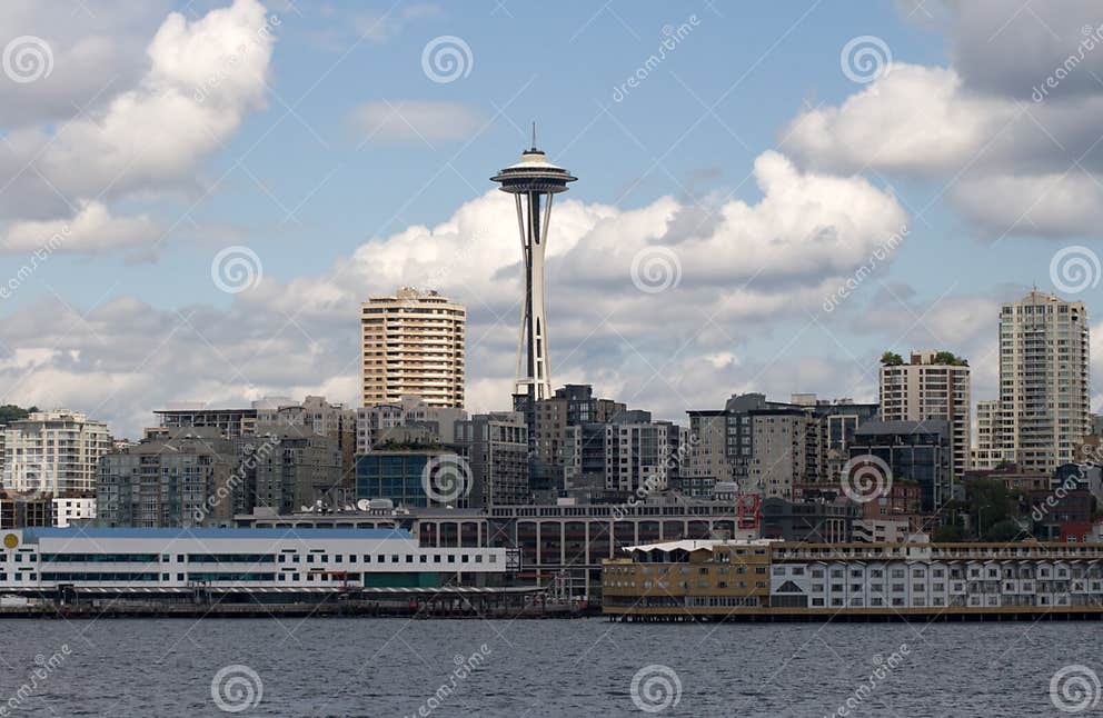 Seattle Que Vive Con La Aguja Del Espacio Centrada Imagen de archivo ...