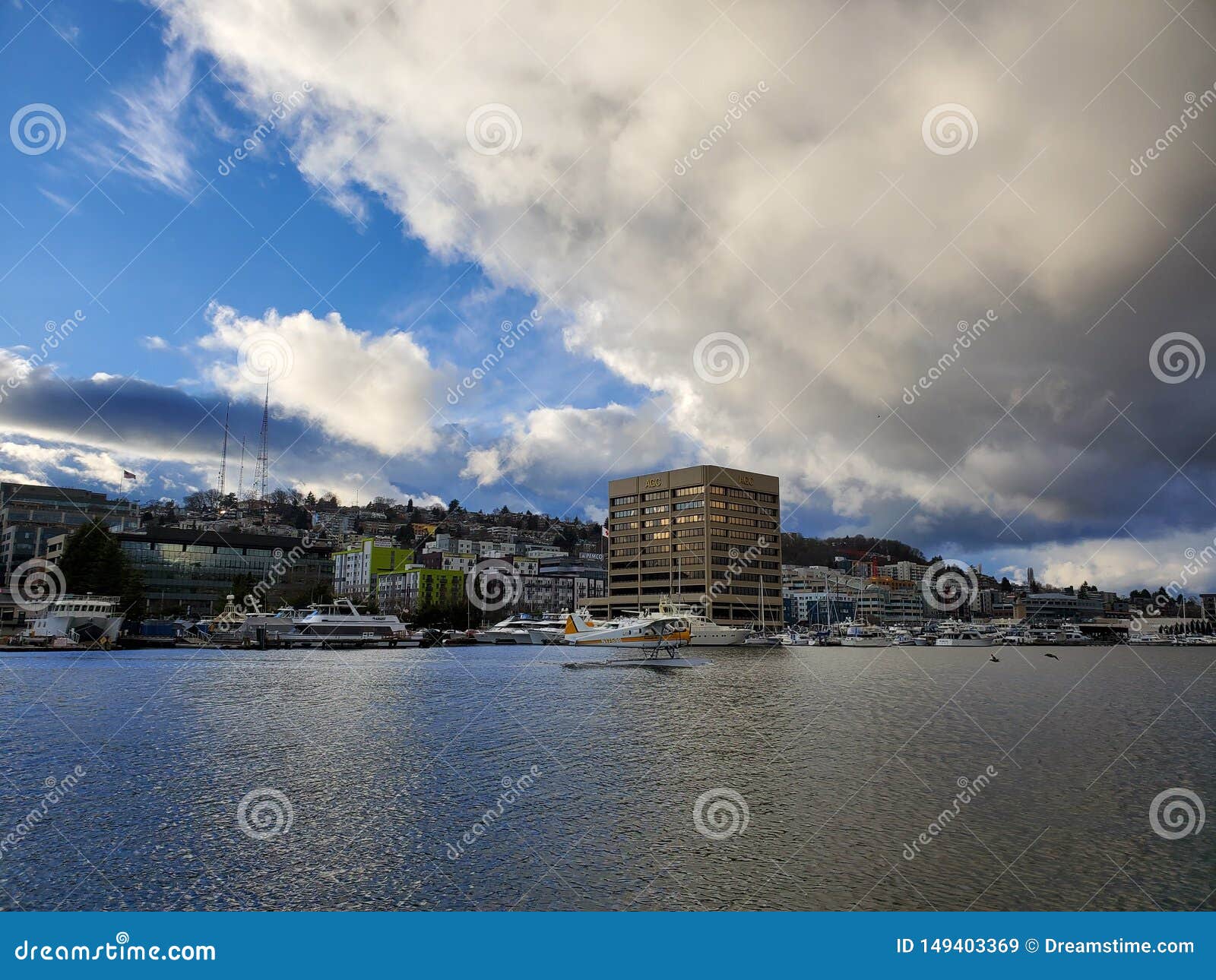 Seattle skyline SLU editorial stock image. Image of clouds - 149403369