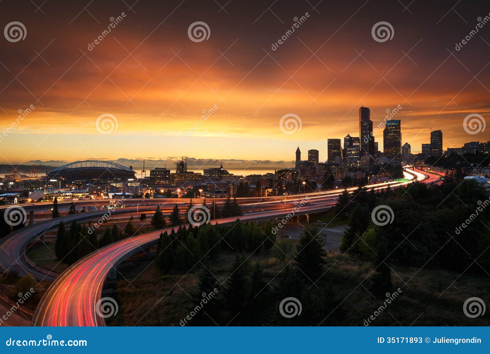 Seattle skyline at sunset stock image. Image of mountains - 35171893