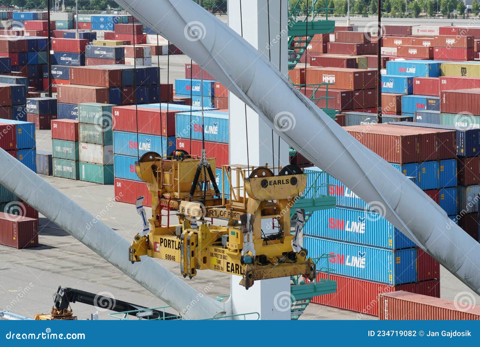 Yellow Spreader of Gantry Cranes Using for Loading and Discharging of ...
