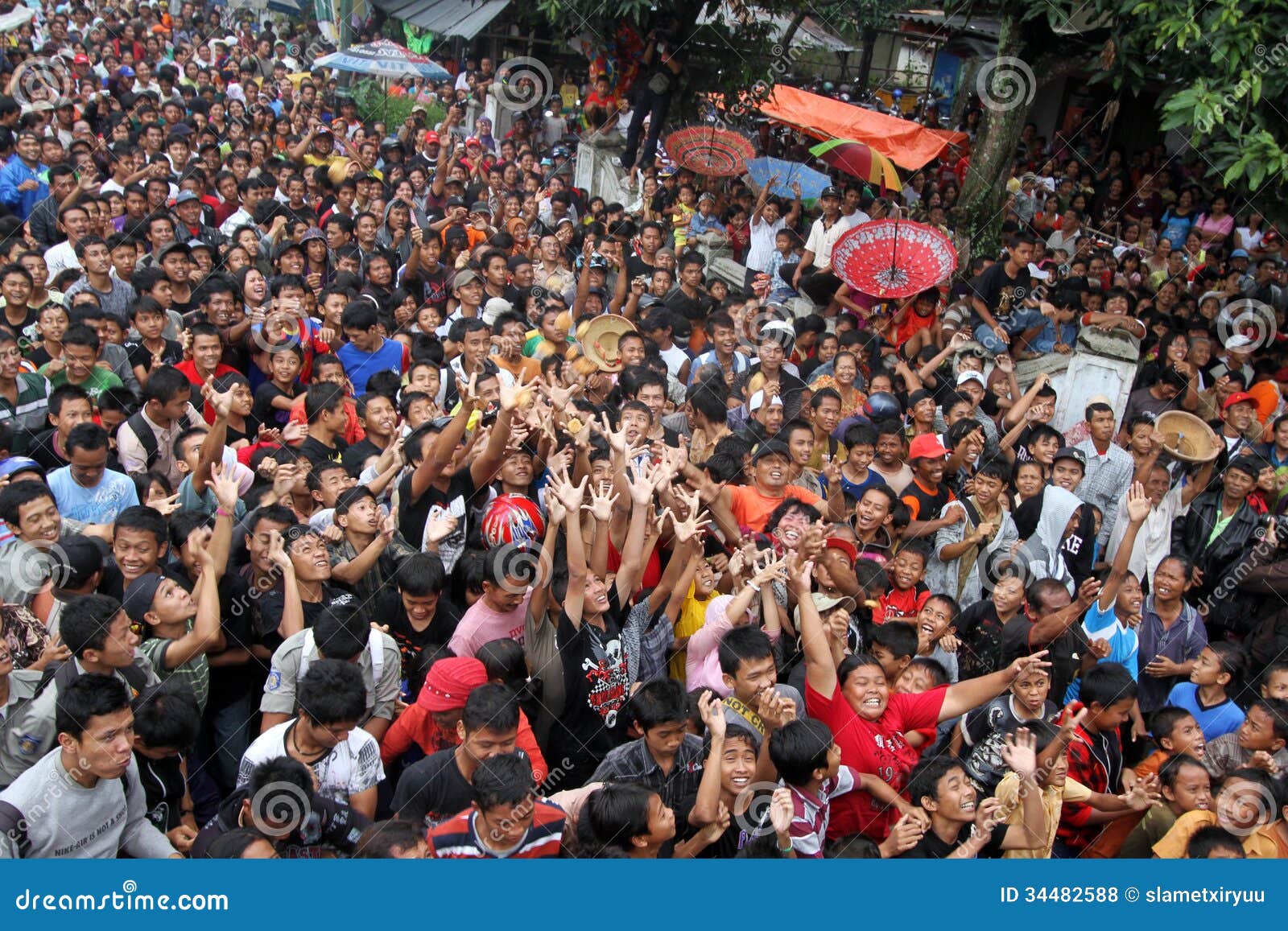 Sebar Apem Keong Emas photo stock éditorial. Image du indonésie - 34482588