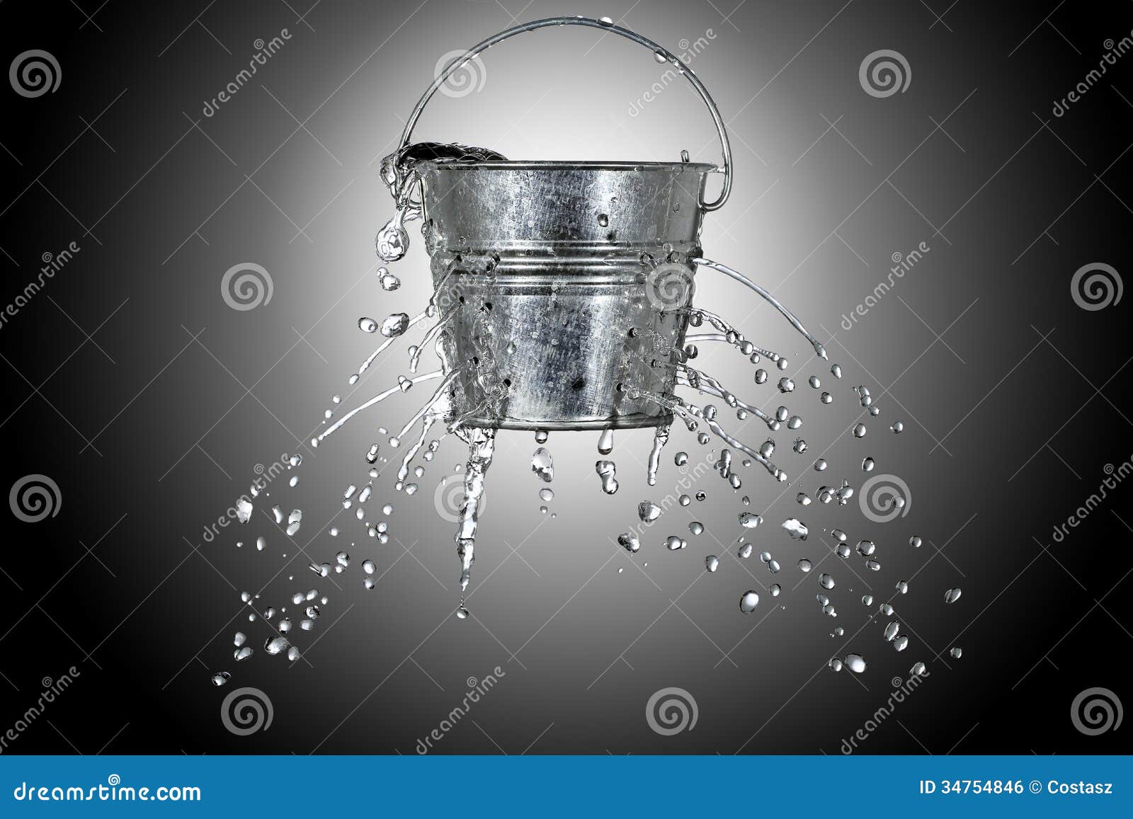 Secchio con i fori fotografia stock. Immagine di flusso - 34754846