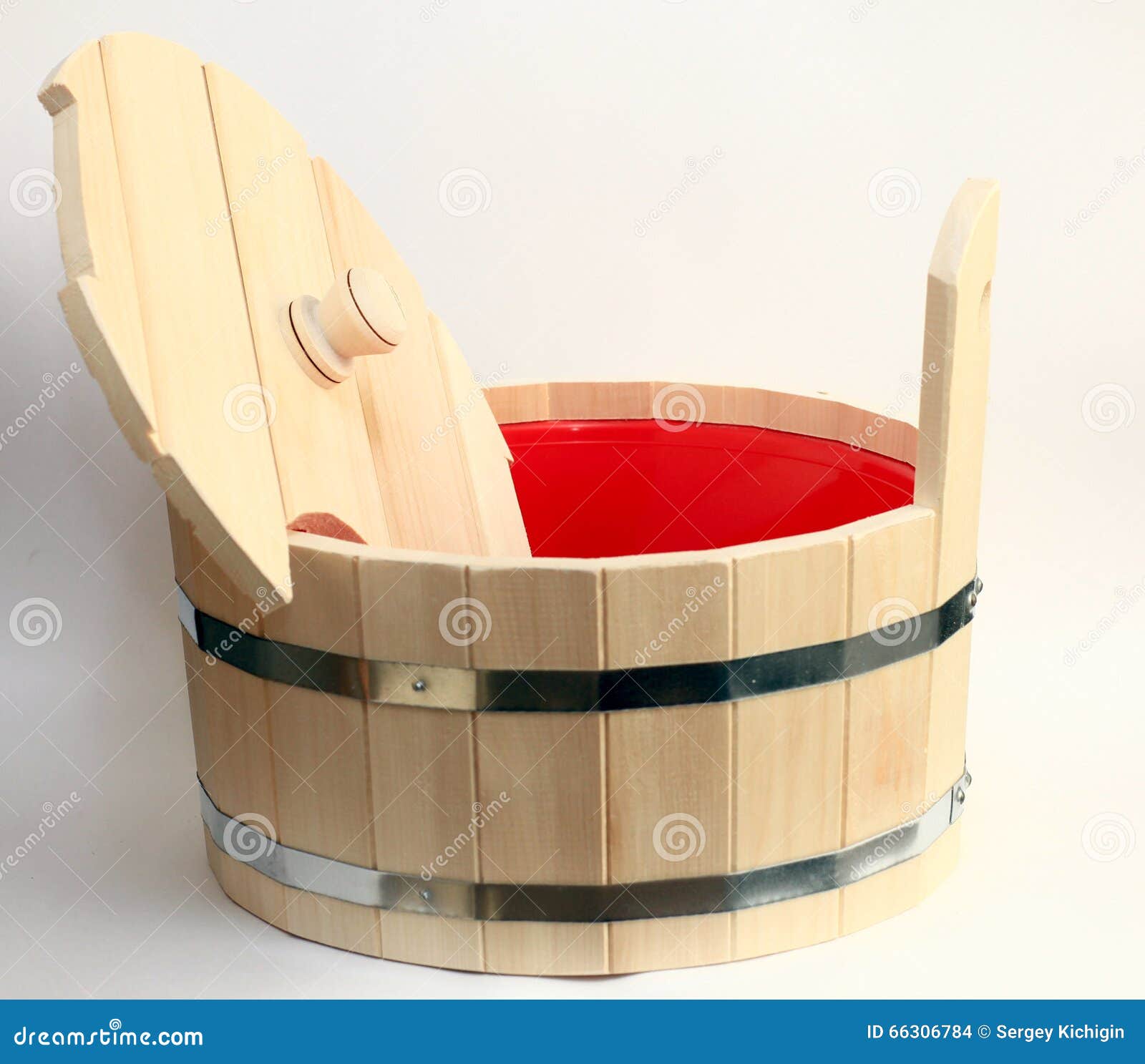 Secchio Di Legno Per Un Bagno Fotografia Stock - Immagine di pino ...