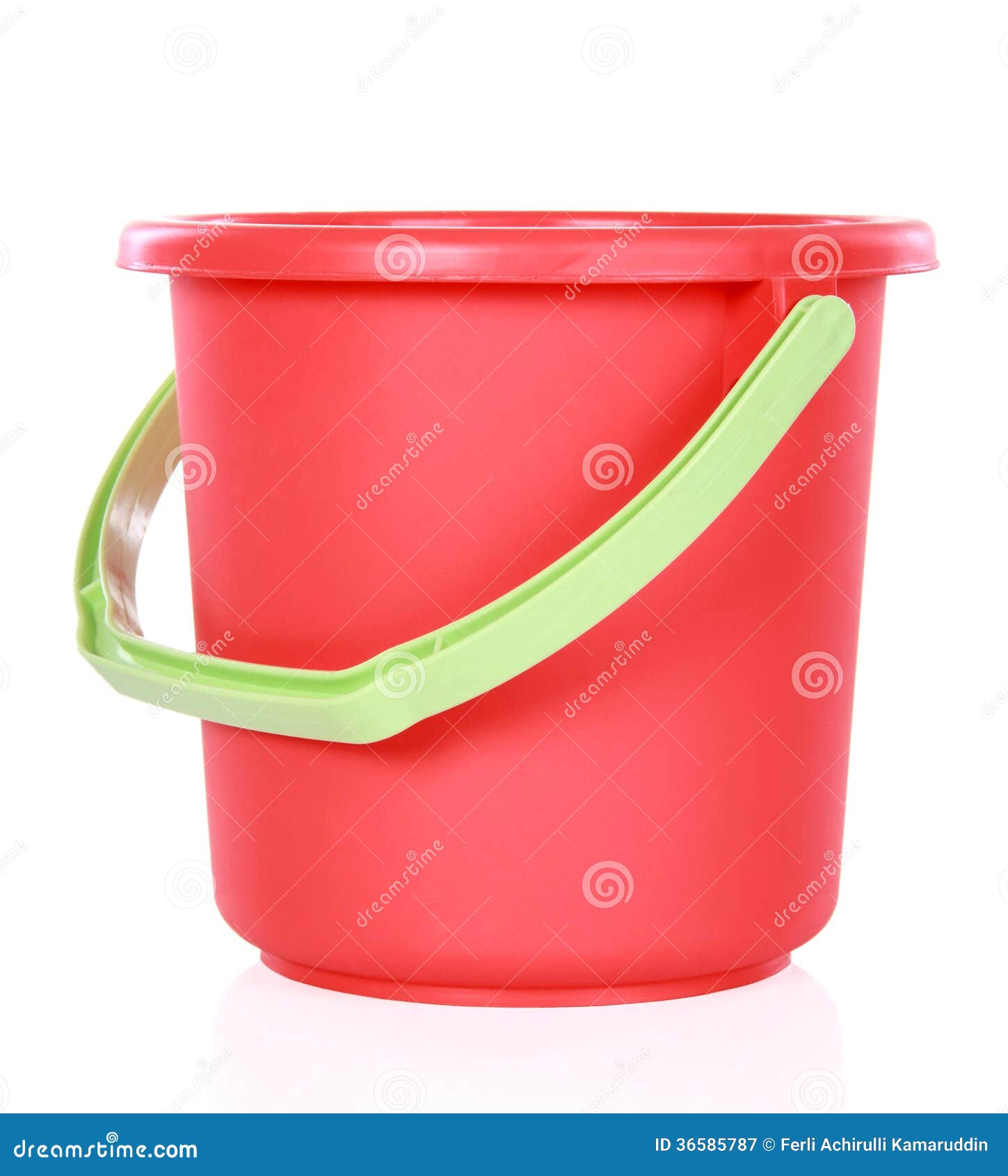 Secchio di plastica rosso immagine stock. Immagine di benna - 36585787