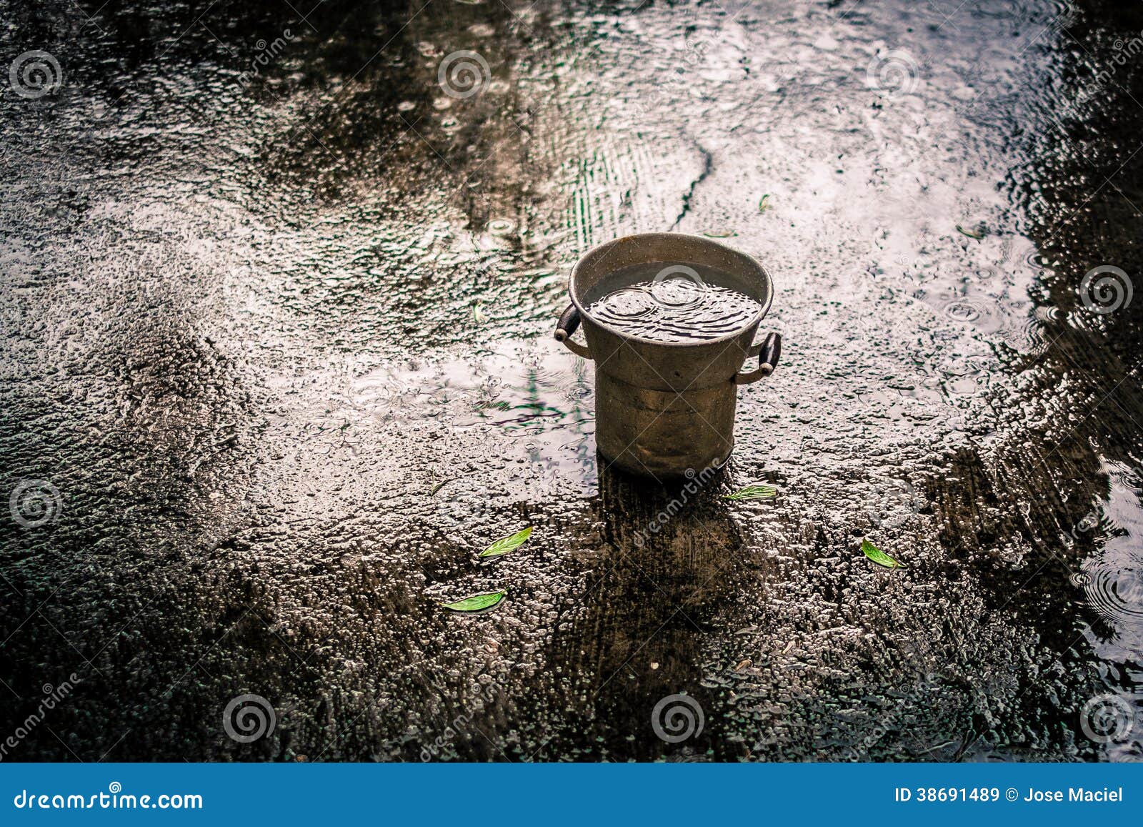 Secchio nella pioggia immagine stock. Immagine di metallo - 38691489