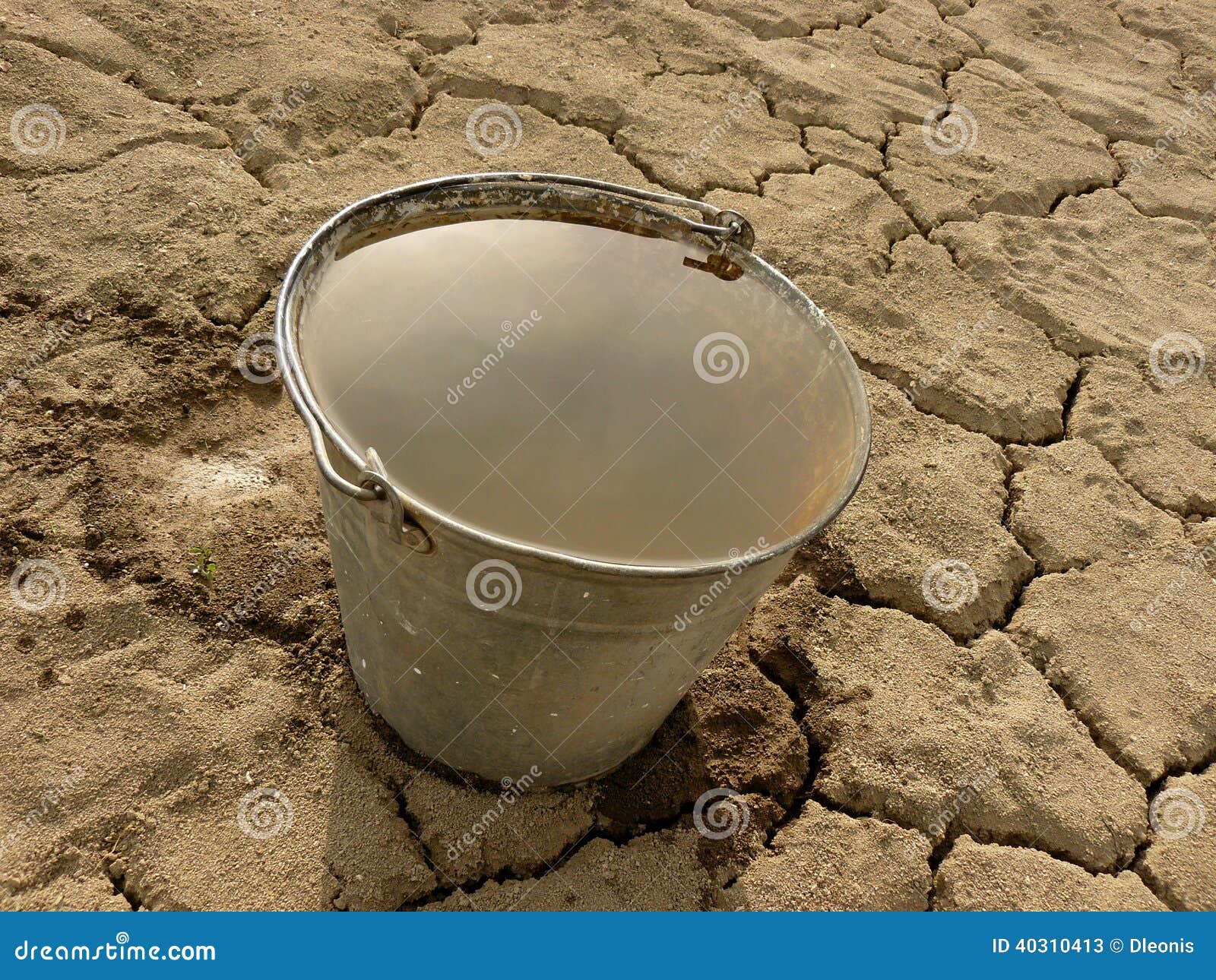 Secchio in pieno di acqua immagine stock. Immagine di rainless - 40310413