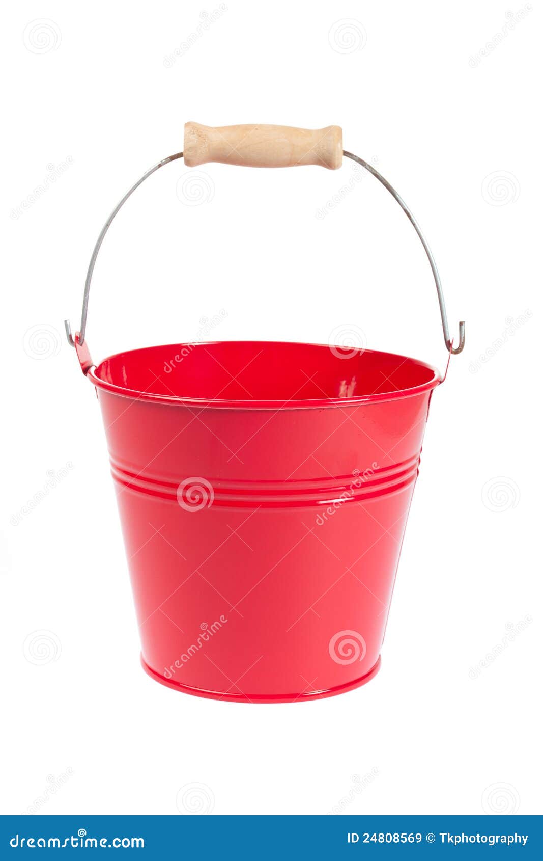 Secchio rosso del metallo immagine stock. Immagine di foglio - 24808569