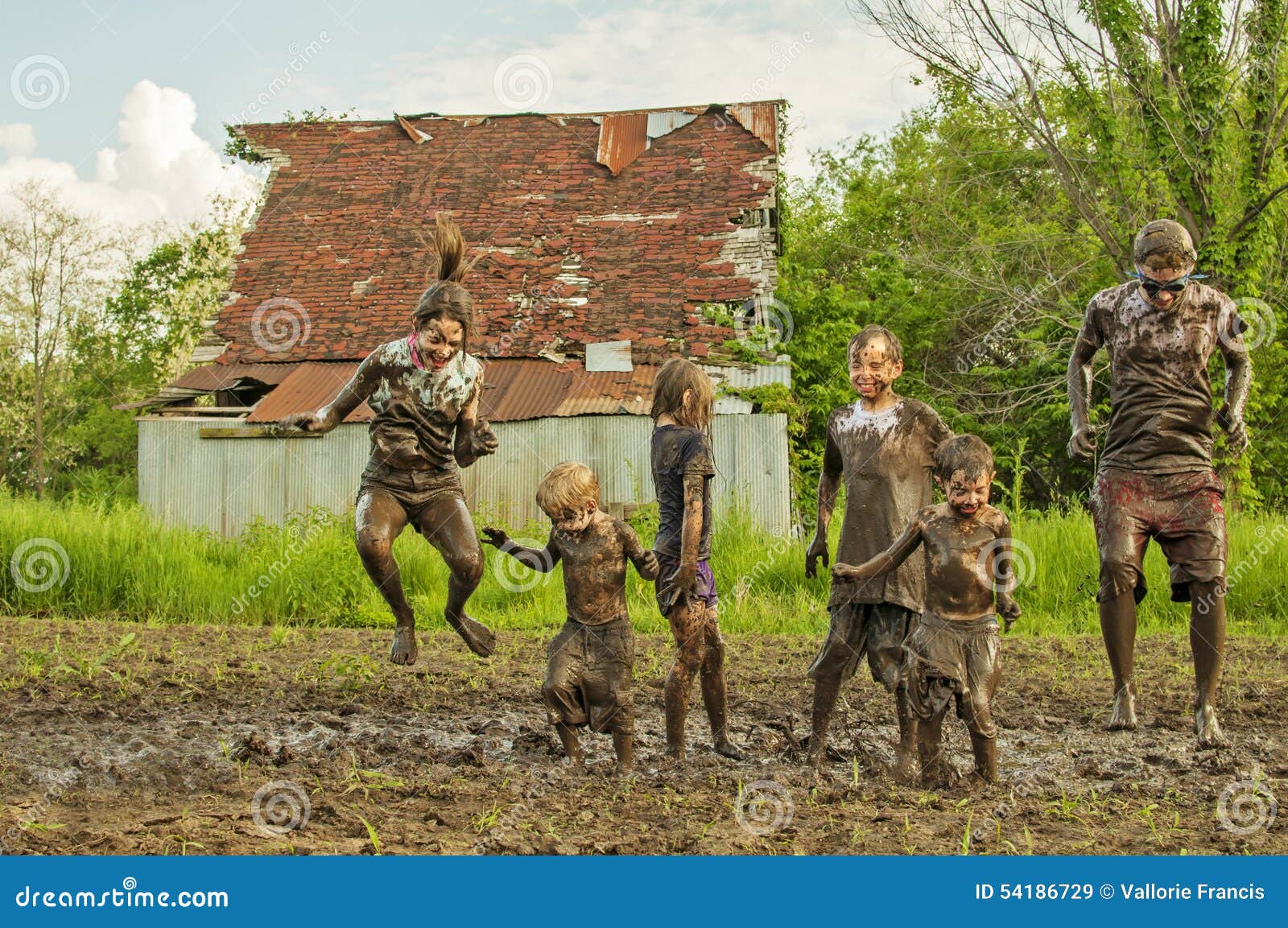 Sechs Landkinder, Die in Schlamm Springen Stockbild - Bild von schlamm ...
