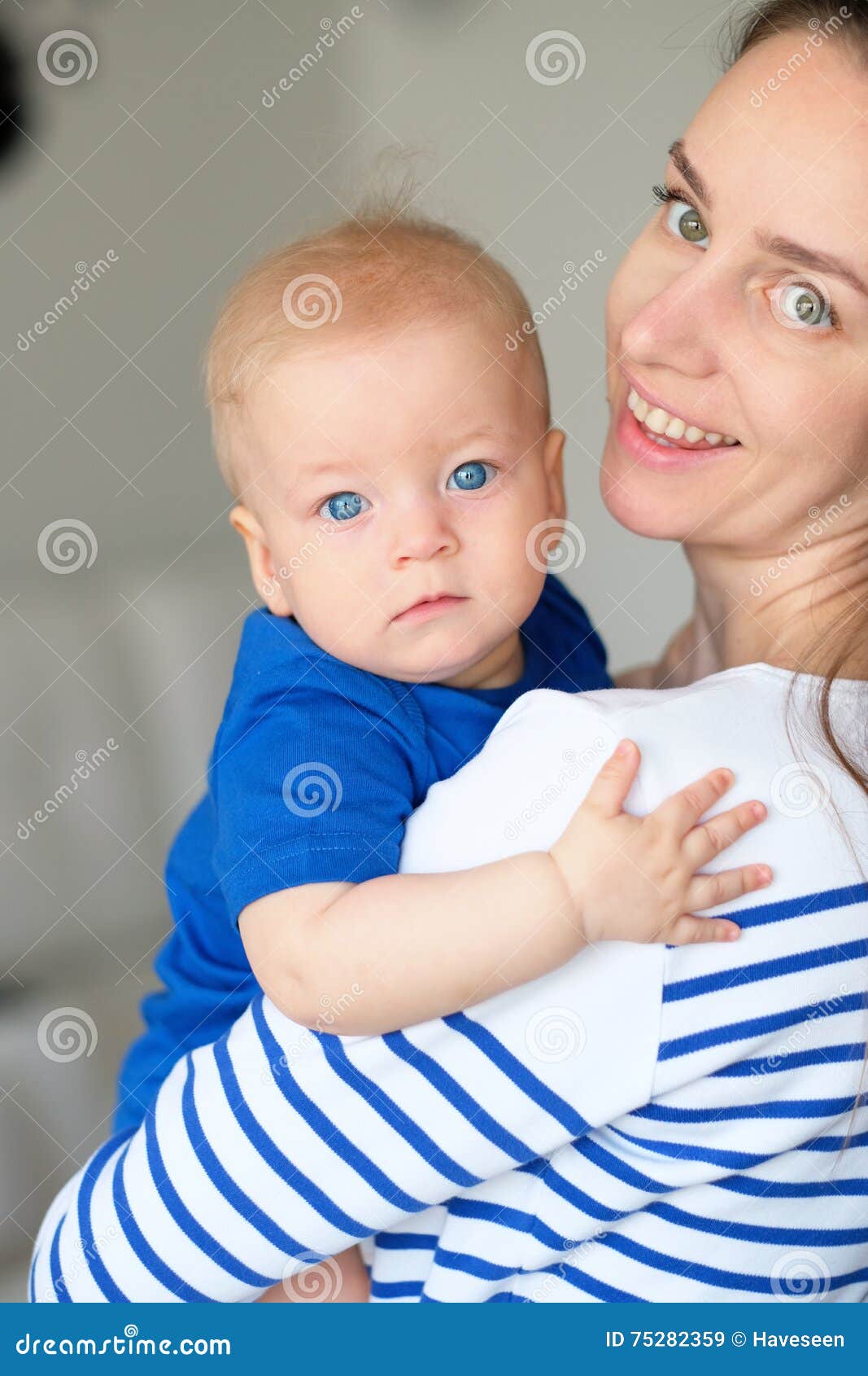 Sechs Monate Alte Baby Mit Mutter Stockbild - Bild von schätzchen ...