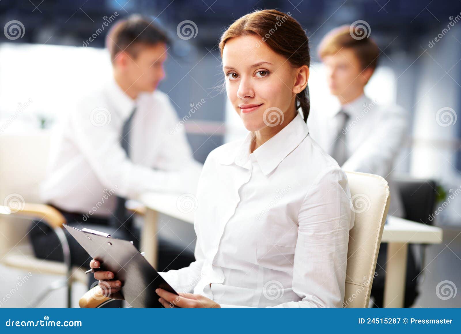 Secretaresse in bureau stock afbeelding. Image of collega - 24515287